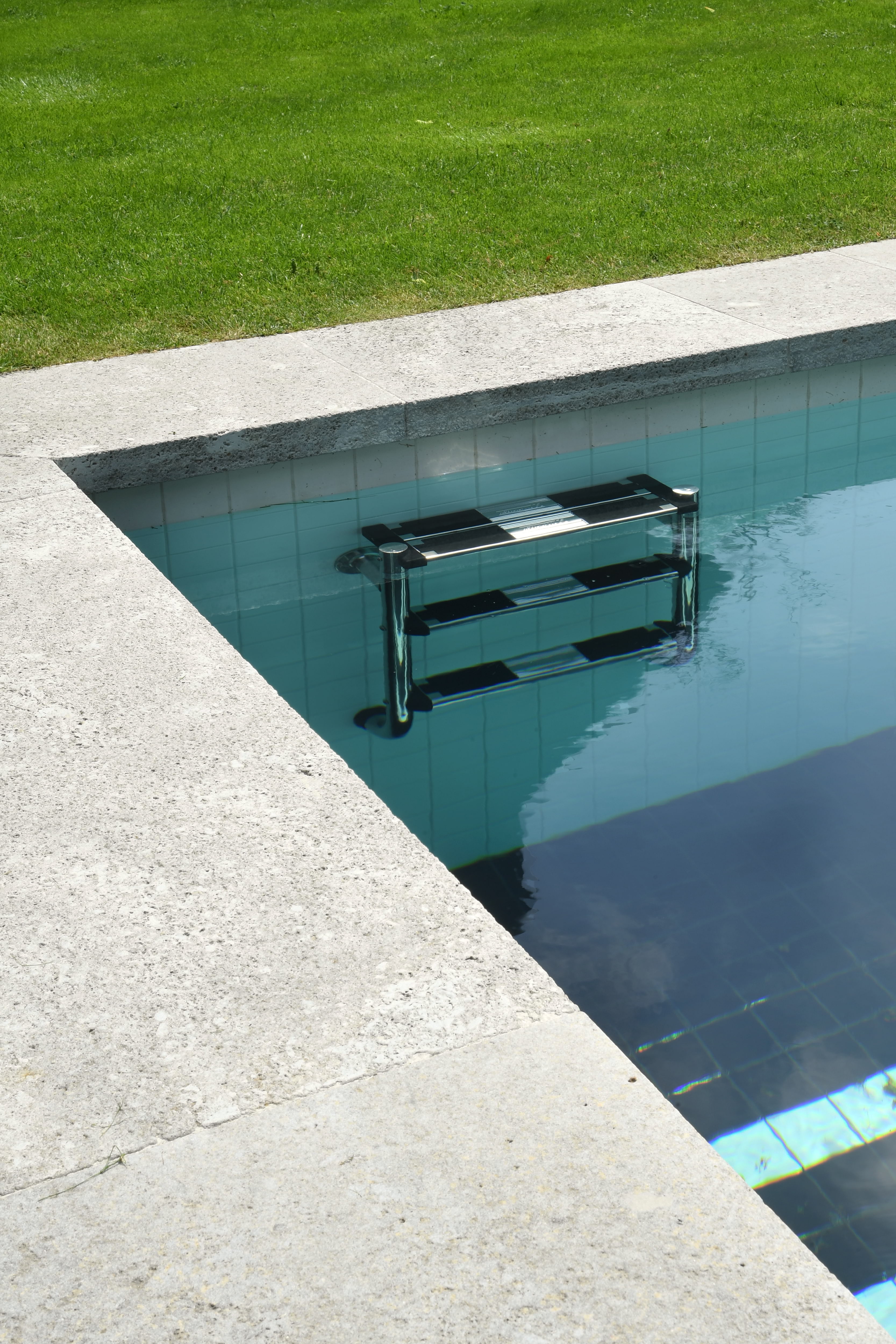 8 types of swimming pool steps | Willy Naessens Swimming Pools